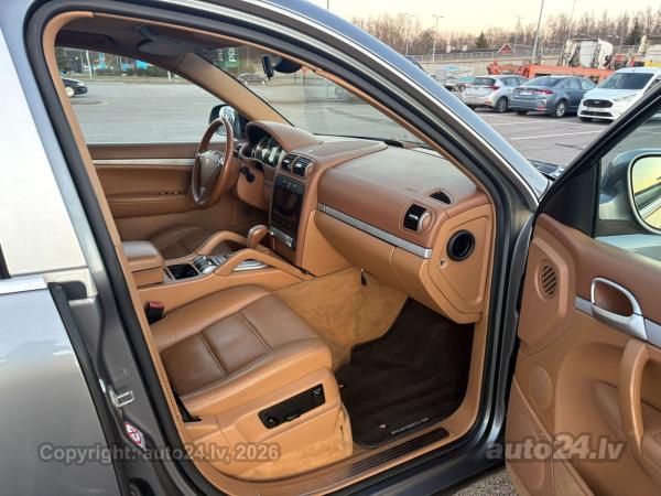 Grey Porsche Cayenne 2005 in Tallinn, with an engine capacity of 4.50 L and mileage of 288 thousand km for 7500 €, photo 10 on AUTOMOTO.COM.LV
