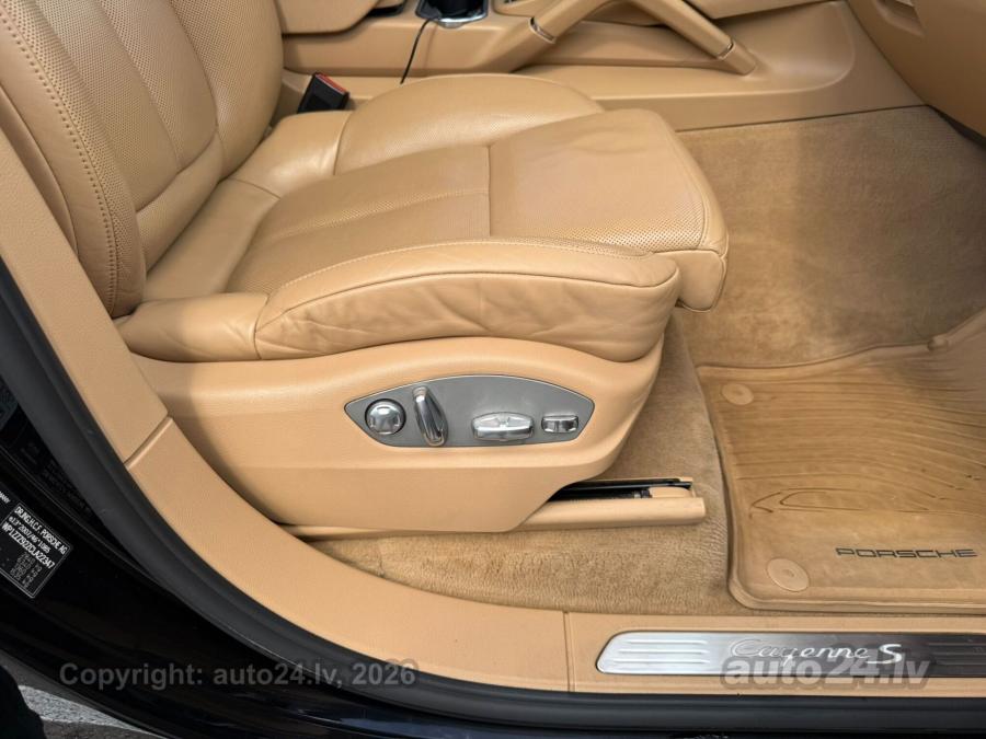 Pelēks Porsche Cayenne 2011 Tallina, ar dzinēja tilpumu 3.00 L un nobraukumu 282 tūkst. km par 14990 €, foto 17 vietnē AUTOMOTO.COM.LV