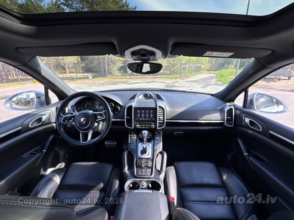 Pelēks Porsche Cayenne 2017 Tallina, ar dzinēja tilpumu 3.00 L un nobraukumu 124 tūkst. km par 39000 €, foto 4 vietnē AUTOMOTO.COM.LV