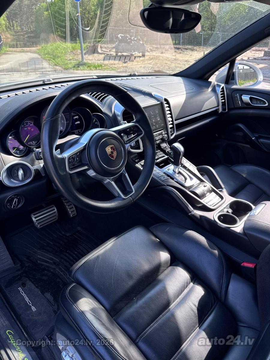 Pelēks Porsche Cayenne 2017 Tallina, ar dzinēja tilpumu 3.00 L un nobraukumu 124 tūkst. km par 39000 €, foto 6 vietnē AUTOMOTO.COM.LV
