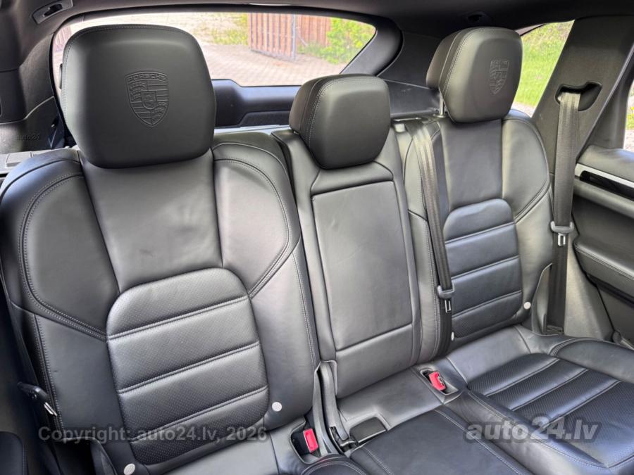 Pelēks Porsche Cayenne 2017 Tallina, ar dzinēja tilpumu 3.00 L un nobraukumu 124 tūkst. km par 39000 €, foto 9 vietnē AUTOMOTO.COM.LV