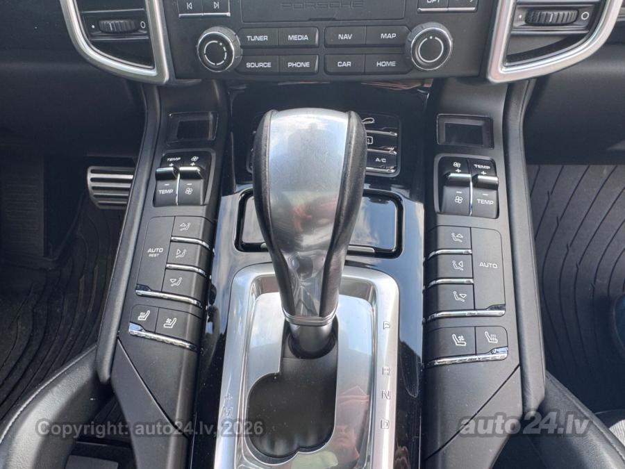 Pelēks Porsche Cayenne 2017 Tallina, ar dzinēja tilpumu 3.00 L un nobraukumu 124 tūkst. km par 39000 €, foto 10 vietnē AUTOMOTO.COM.LV