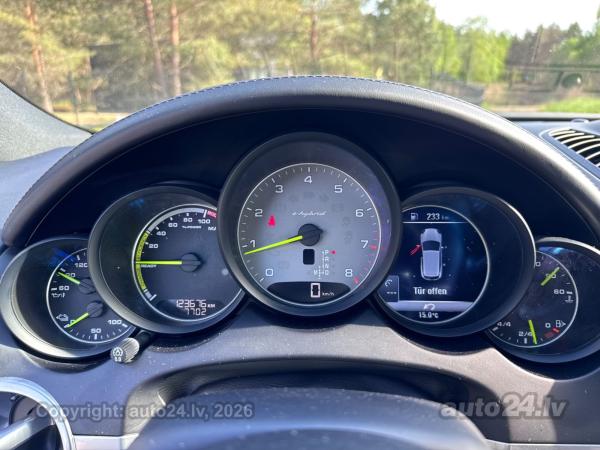 Pelēks Porsche Cayenne 2017 Tallina, ar dzinēja tilpumu 3.00 L un nobraukumu 124 tūkst. km par 39000 €, foto 10 vietnē AUTOMOTO.COM.LV