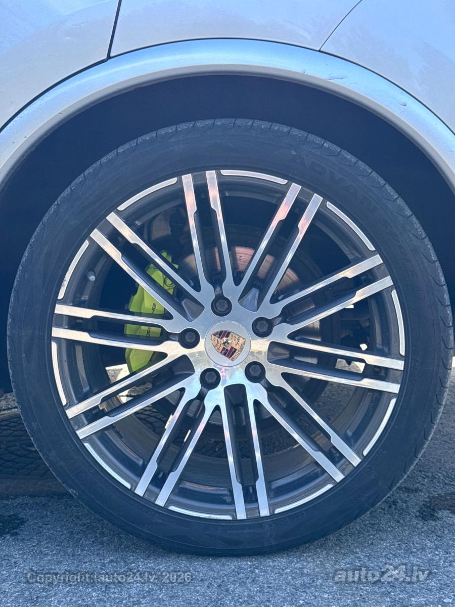Pelēks Porsche Cayenne 2017 Tallina, ar dzinēja tilpumu 3.00 L un nobraukumu 124 tūkst. km par 39000 €, foto 13 vietnē AUTOMOTO.COM.LV