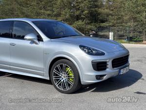 Pelēks Porsche Cayenne 2017 Tallina, ar dzinēja tilpumu 3.00 L un nobraukumu 124 tūkst. km par 39000 €, foto 16 vietnē AUTOMOTO.COM.LV