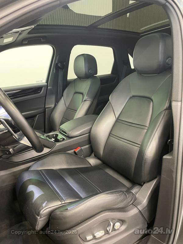 Grey Porsche Cayenne 2021 in Tallinn, with an engine capacity of 3.00 L and mileage of 81 thousand km for 66990 €, photo 7 on AUTOMOTO.COM.LV