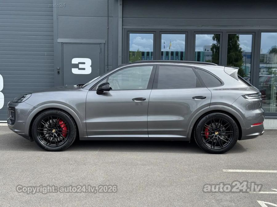 Grey Porsche Cayenne 2023 in Tallinn, with an engine capacity of 4.00 L and mileage of 58 thousand km for 94995 €, photo 27 on AUTOMOTO.COM.LV