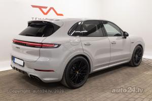 Grey Porsche Cayenne 2026 in Tartu, with an engine capacity of 3.00 L and mileage of 6 thousand km for 145003 €, photo 3 on AUTOMOTO.COM.LV