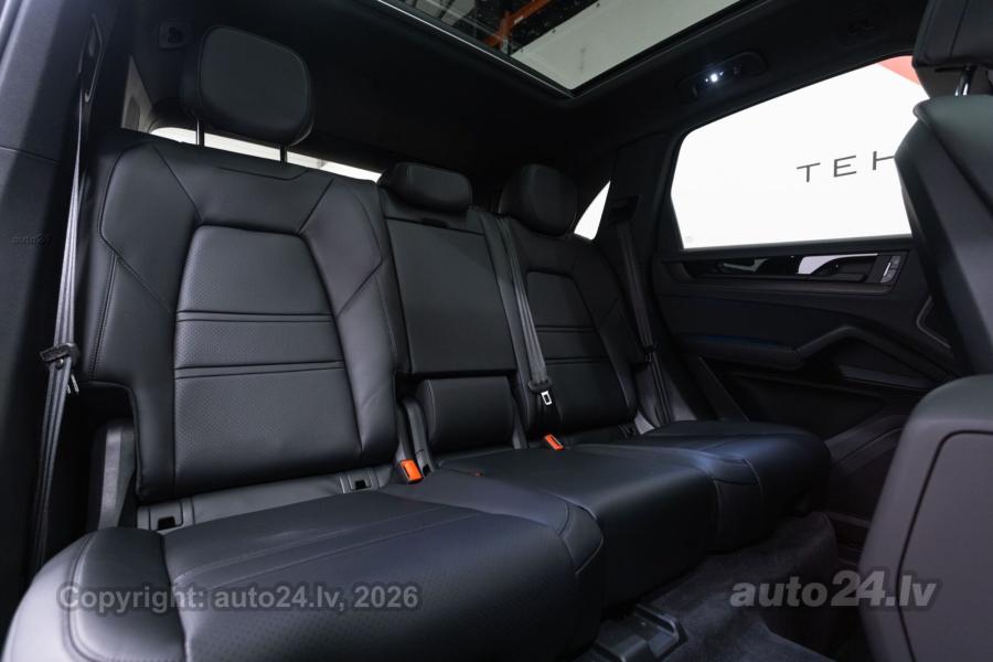 Grey Porsche Cayenne 2026 in Tartu, with an engine capacity of 3.00 L and mileage of 6 thousand km for 145003 €, photo 9 on AUTOMOTO.COM.LV
