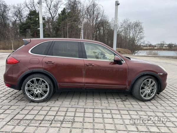 Red Porsche Cayenne 2010 in Tartu, with an engine capacity of 4.80 L and mileage of 240 thousand km for 15900 €, photo 7 on AUTOMOTO.COM.LV