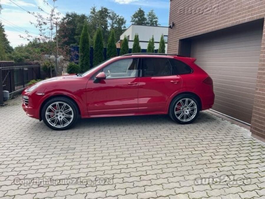 Red Porsche Cayenne 2013 in Tallinn, with an engine capacity of 4.10 L and mileage of 186 thousand km for 26900 €, photo 2 on AUTOMOTO.COM.LV