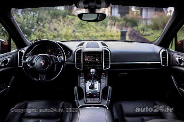 Sarkans Porsche Cayenne 2013 Tallina, ar dzinēja tilpumu 3.00 L un nobraukumu 290 tūkst. km par 19999 €, foto 7 vietnē AUTOMOTO.COM.LV