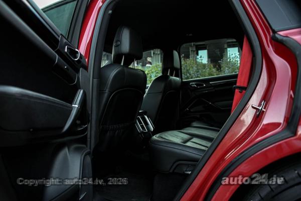 Sarkans Porsche Cayenne 2013 Tallina, ar dzinēja tilpumu 3.00 L un nobraukumu 290 tūkst. km par 19999 €, foto 9 vietnē AUTOMOTO.COM.LV
