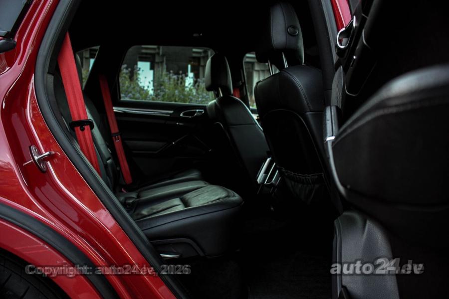 Sarkans Porsche Cayenne 2013 Tallina, ar dzinēja tilpumu 3.00 L un nobraukumu 290 tūkst. km par 19999 €, foto 13 vietnē AUTOMOTO.COM.LV