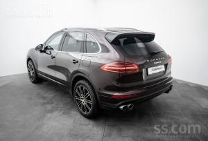 Sarkans Porsche Cayenne 2015 Tallina, ar dzinēja tilpumu 3.00 L un nobraukumu 194 tūkst. km par 25999 €, foto 6 vietnē AUTOMOTO.COM.LV