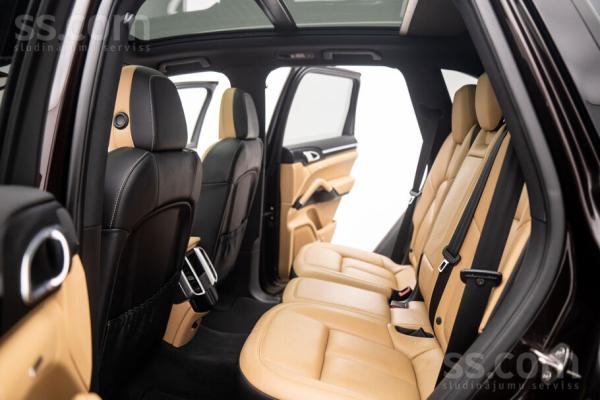 Sarkans Porsche Cayenne 2015 Tallina, ar dzinēja tilpumu 3.00 L un nobraukumu 194 tūkst. km par 26999 €, foto 8 vietnē AUTOMOTO.COM.LV