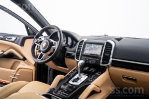 Sarkans Porsche Cayenne 2015 Tallina, ar dzinēja tilpumu 3.00 L un nobraukumu 194 tūkst. km par 25999 €, foto 11 vietnē AUTOMOTO.COM.LV