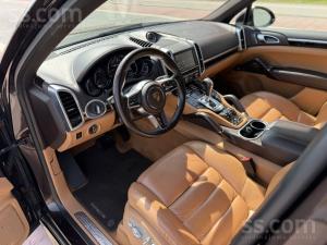 Sarkans Porsche Cayenne 2016 Jelgava, ar dzinēja tilpumu 3.00 L un nobraukumu 224 tūkst. km par 24900 €, foto 17 vietnē AUTOMOTO.COM.LV