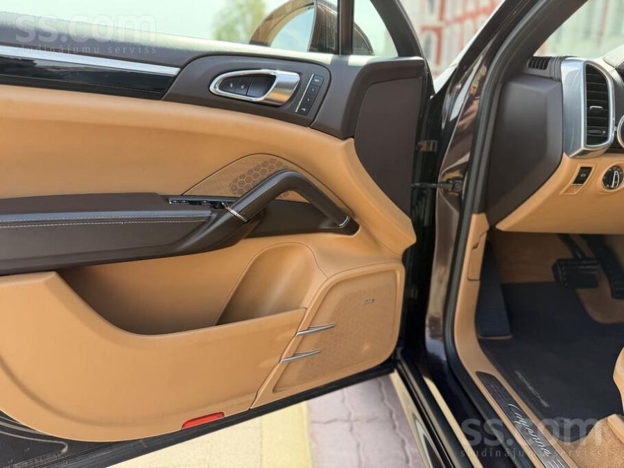 Sarkans Porsche Cayenne 2016 Jelgava, ar dzinēja tilpumu 3.00 L un nobraukumu 224 tūkst. km par 24900 €, foto 19 vietnē AUTOMOTO.COM.LV