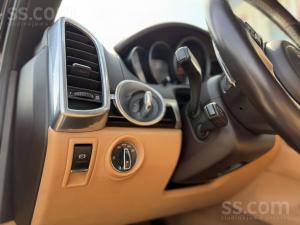 Sarkans Porsche Cayenne 2016 Jelgava, ar dzinēja tilpumu 3.00 L un nobraukumu 224 tūkst. km par 24900 €, foto 22 vietnē AUTOMOTO.COM.LV