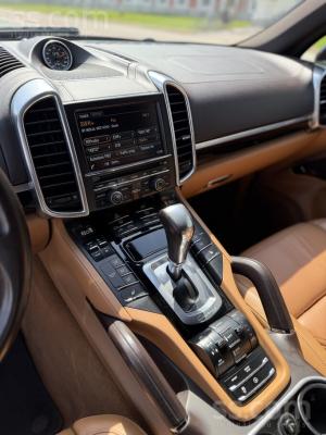 Sarkans Porsche Cayenne 2016 Jelgava, ar dzinēja tilpumu 3.00 L un nobraukumu 224 tūkst. km par 24900 €, foto 27 vietnē AUTOMOTO.COM.LV