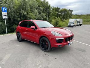 Sarkans Porsche Cayenne 2016 Kauņa, ar dzinēja tilpumu 2.97 L un nobraukumu 171 tūkst. km par 21500 €, foto  vietnē AUTOMOTO.COM.LV