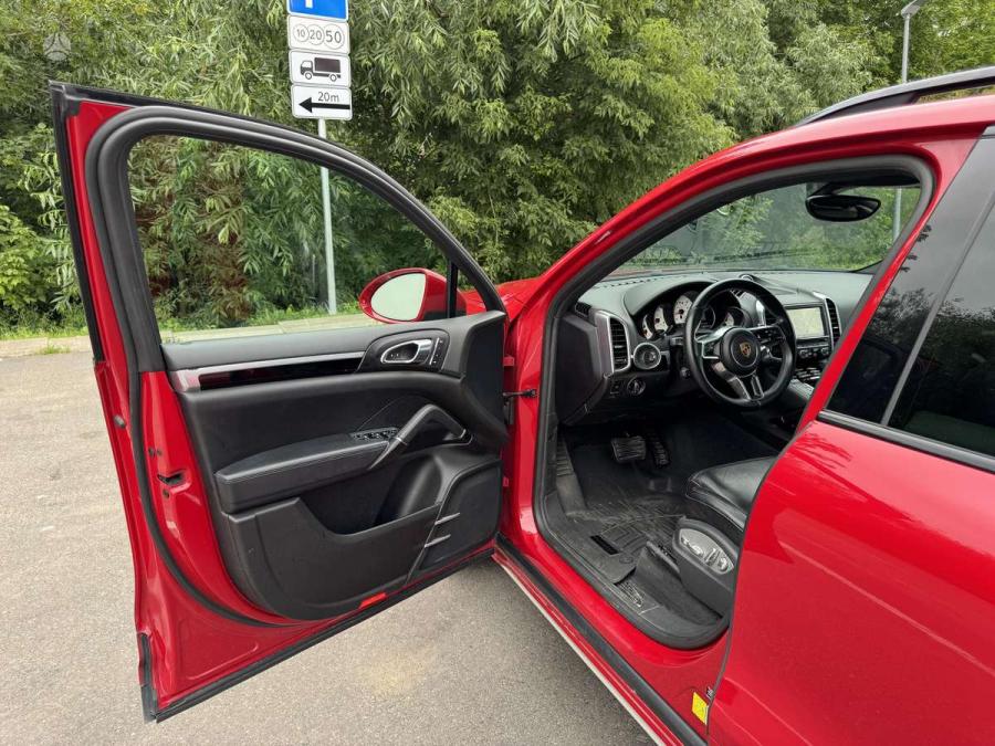 Sarkans Porsche Cayenne 2016 Kauņa, ar dzinēja tilpumu 2.97 L un nobraukumu 171 tūkst. km par 21500 €, foto 11 vietnē AUTOMOTO.COM.LV