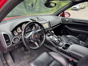 Sarkans Porsche Cayenne 2016 Kauņa, ar dzinēja tilpumu 2.97 L un nobraukumu 171 tūkst. km par 21500 €, foto 12 vietnē AUTOMOTO.COM.LV