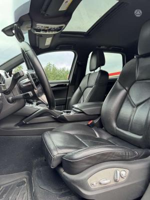 Sarkans Porsche Cayenne 2016 Kauņa, ar dzinēja tilpumu 2.97 L un nobraukumu 171 tūkst. km par 21500 €, foto 13 vietnē AUTOMOTO.COM.LV