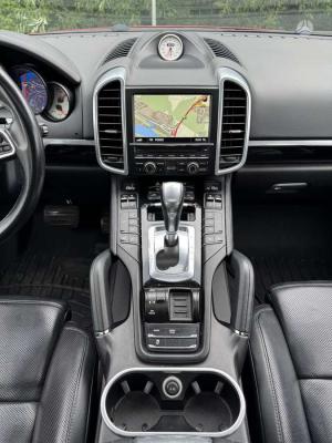 Sarkans Porsche Cayenne 2016 Kauņa, ar dzinēja tilpumu 2.97 L un nobraukumu 171 tūkst. km par 21500 €, foto 18 vietnē AUTOMOTO.COM.LV