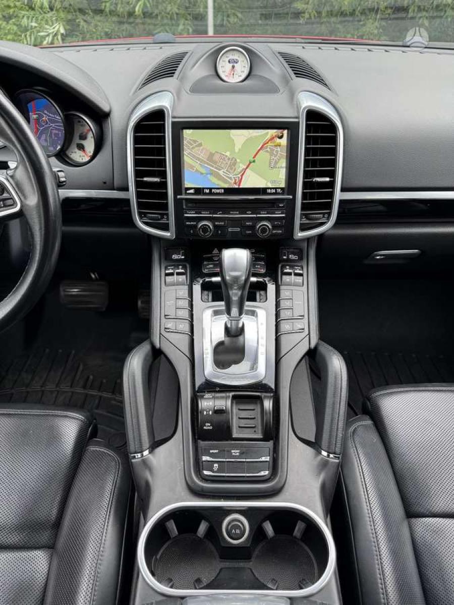 Sarkans Porsche Cayenne 2016 Kauņa, ar dzinēja tilpumu 2.97 L un nobraukumu 171 tūkst. km par 21500 €, foto 18 vietnē AUTOMOTO.COM.LV