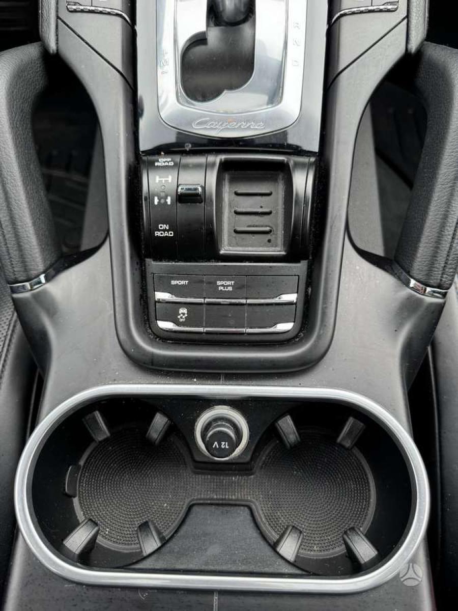 Sarkans Porsche Cayenne 2016 Kauņa, ar dzinēja tilpumu 2.97 L un nobraukumu 171 tūkst. km par 21500 €, foto 19 vietnē AUTOMOTO.COM.LV