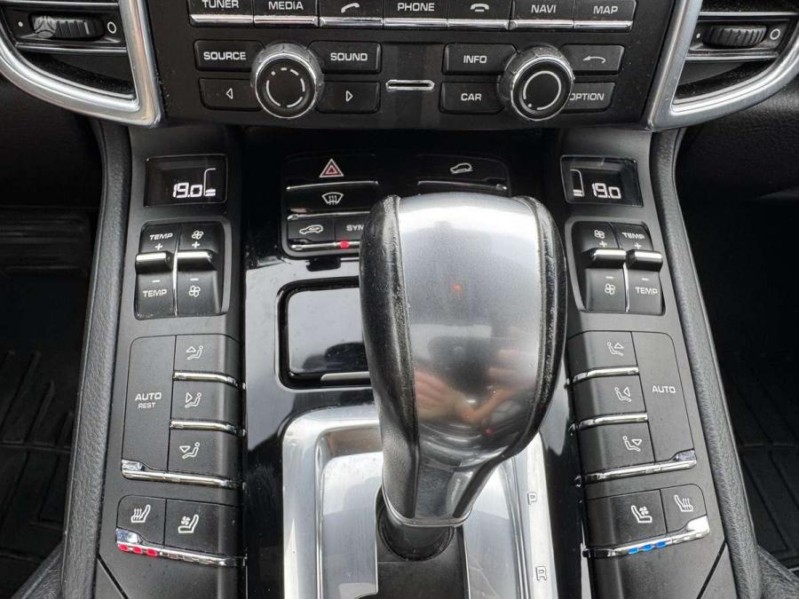 Sarkans Porsche Cayenne 2016 Kauņa, ar dzinēja tilpumu 2.97 L un nobraukumu 171 tūkst. km par 21500 €, foto 20 vietnē AUTOMOTO.COM.LV