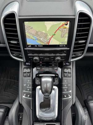 Sarkans Porsche Cayenne 2016 Kauņa, ar dzinēja tilpumu 2.97 L un nobraukumu 171 tūkst. km par 21500 €, foto 22 vietnē AUTOMOTO.COM.LV