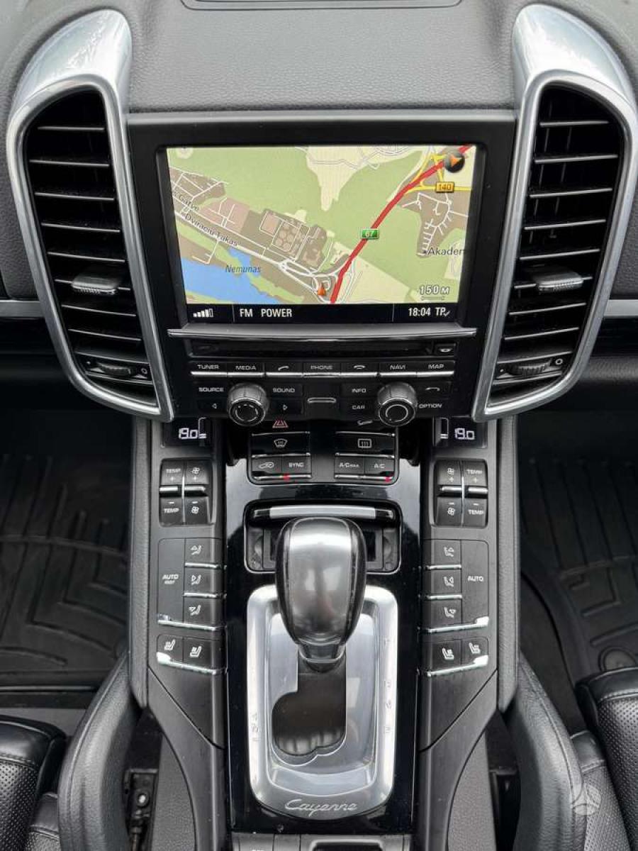 Sarkans Porsche Cayenne 2016 Kauņa, ar dzinēja tilpumu 2.97 L un nobraukumu 171 tūkst. km par 21500 €, foto 22 vietnē AUTOMOTO.COM.LV