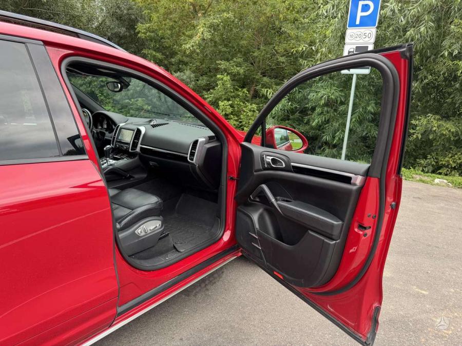 Sarkans Porsche Cayenne 2016 Kauņa, ar dzinēja tilpumu 2.97 L un nobraukumu 171 tūkst. km par 21500 €, foto 23 vietnē AUTOMOTO.COM.LV
