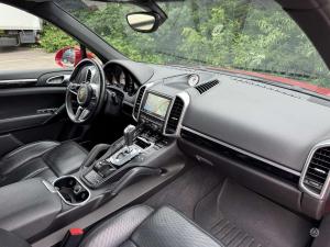 Sarkans Porsche Cayenne 2016 Kauņa, ar dzinēja tilpumu 2.97 L un nobraukumu 171 tūkst. km par 21500 €, foto 24 vietnē AUTOMOTO.COM.LV