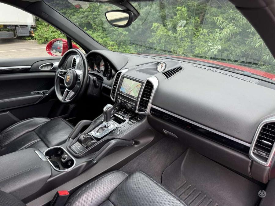 Sarkans Porsche Cayenne 2016 Kauņa, ar dzinēja tilpumu 2.97 L un nobraukumu 171 tūkst. km par 21500 €, foto 24 vietnē AUTOMOTO.COM.LV