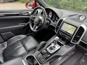 Sarkans Porsche Cayenne 2016 Kauņa, ar dzinēja tilpumu 2.97 L un nobraukumu 171 tūkst. km par 21500 €, foto 25 vietnē AUTOMOTO.COM.LV