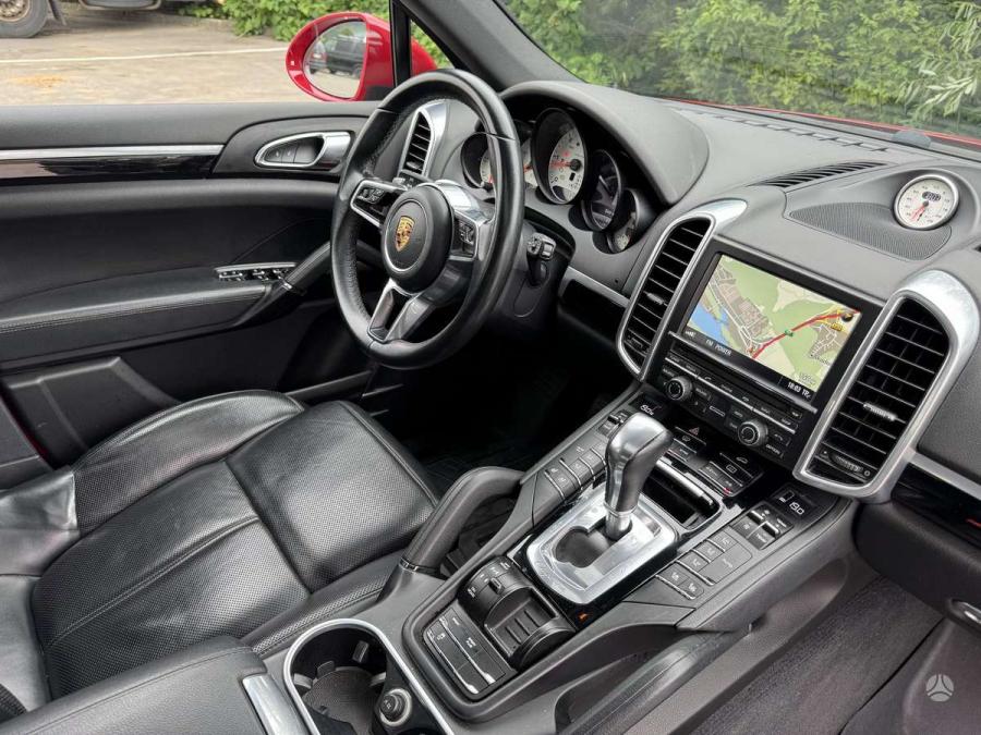 Sarkans Porsche Cayenne 2016 Kauņa, ar dzinēja tilpumu 2.97 L un nobraukumu 171 tūkst. km par 21500 €, foto 25 vietnē AUTOMOTO.COM.LV