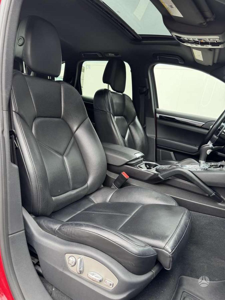 Sarkans Porsche Cayenne 2016 Kauņa, ar dzinēja tilpumu 2.97 L un nobraukumu 171 tūkst. km par 21500 €, foto 26 vietnē AUTOMOTO.COM.LV