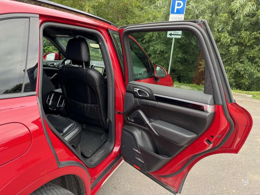 Sarkans Porsche Cayenne 2016 Kauņa, ar dzinēja tilpumu 2.97 L un nobraukumu 171 tūkst. km par 21500 €, foto 27 vietnē AUTOMOTO.COM.LV