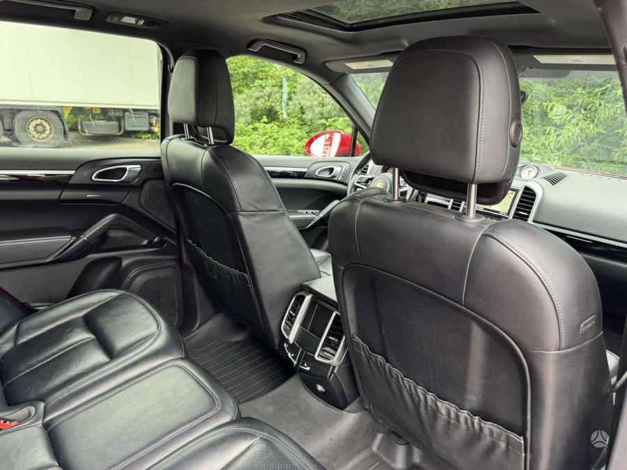 Sarkans Porsche Cayenne 2016 Kauņa, ar dzinēja tilpumu 2.97 L un nobraukumu 171 tūkst. km par 21500 €, foto 28 vietnē AUTOMOTO.COM.LV