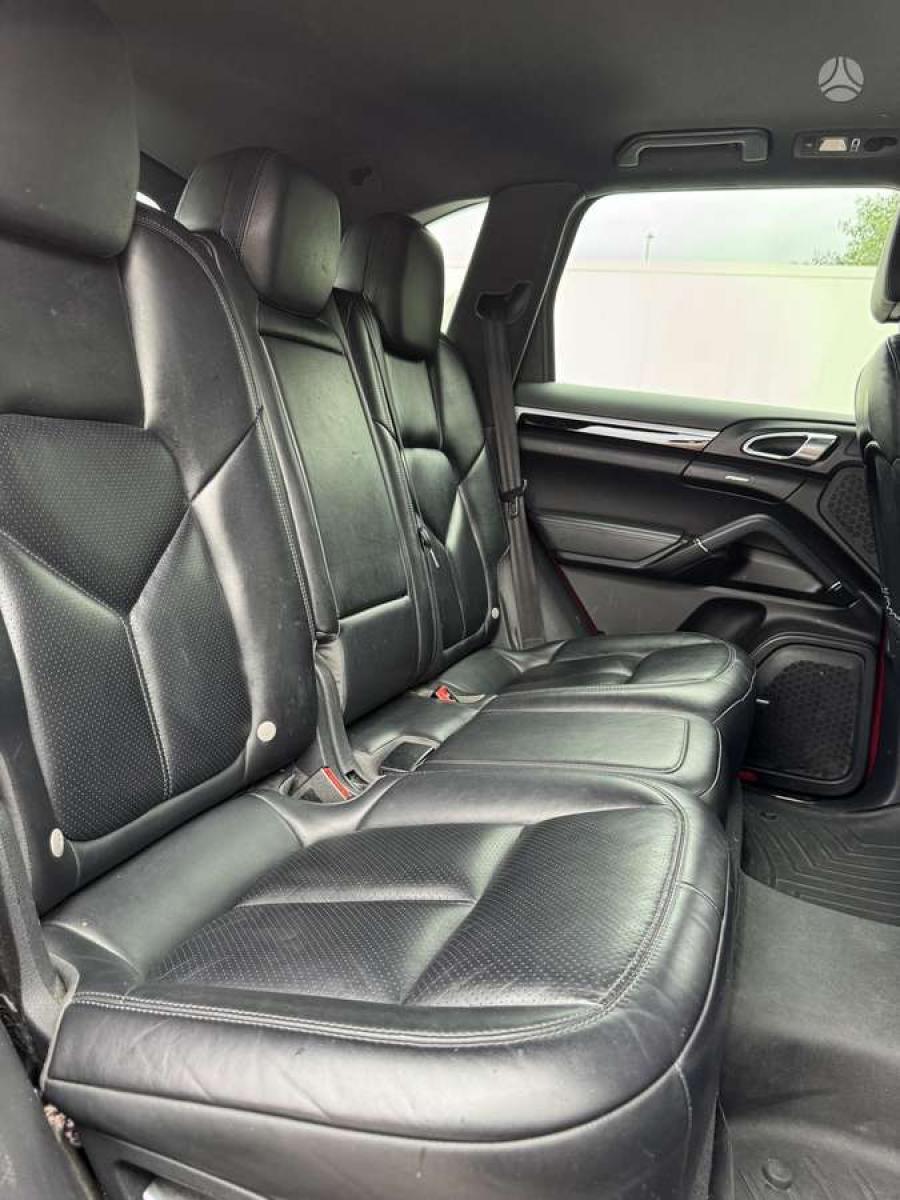 Sarkans Porsche Cayenne 2016 Kauņa, ar dzinēja tilpumu 2.97 L un nobraukumu 171 tūkst. km par 21500 €, foto 29 vietnē AUTOMOTO.COM.LV