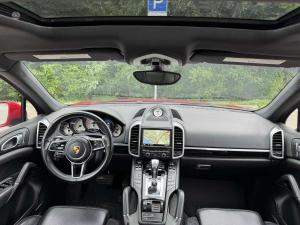 Sarkans Porsche Cayenne 2016 Kauņa, ar dzinēja tilpumu 2.97 L un nobraukumu 171 tūkst. km par 21500 €, foto 30 vietnē AUTOMOTO.COM.LV