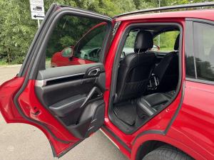 Sarkans Porsche Cayenne 2016 Kauņa, ar dzinēja tilpumu 2.97 L un nobraukumu 171 tūkst. km par 21500 €, foto 32 vietnē AUTOMOTO.COM.LV