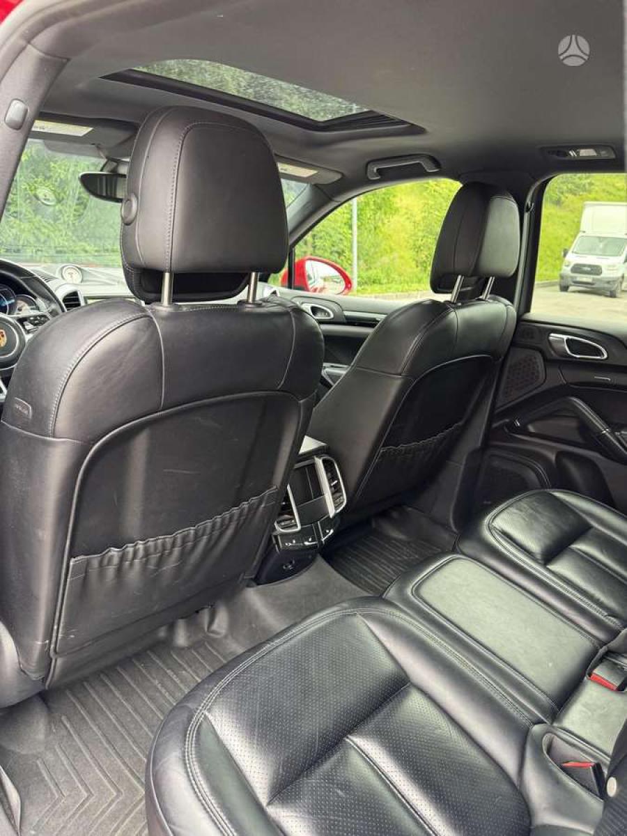 Sarkans Porsche Cayenne 2016 Kauņa, ar dzinēja tilpumu 2.97 L un nobraukumu 171 tūkst. km par 21500 €, foto 33 vietnē AUTOMOTO.COM.LV