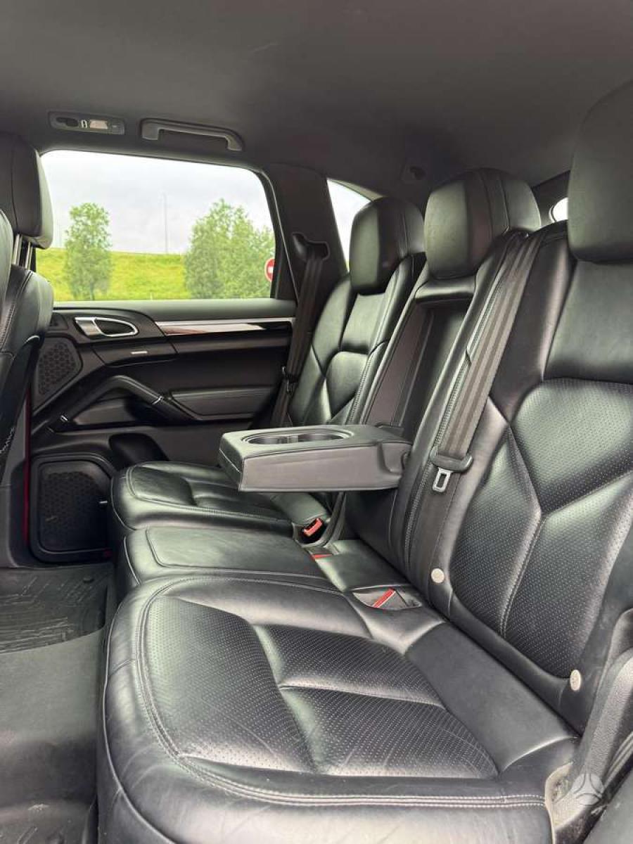 Sarkans Porsche Cayenne 2016 Kauņa, ar dzinēja tilpumu 2.97 L un nobraukumu 171 tūkst. km par 21500 €, foto 34 vietnē AUTOMOTO.COM.LV
