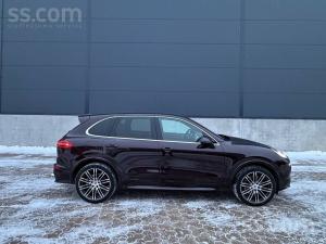 Red Porsche Cayenne 2017 in Riga, with an engine capacity of 3.00 L and mileage of 0 thousand km for 24900 €, photo 6 on AUTOMOTO.COM.LV