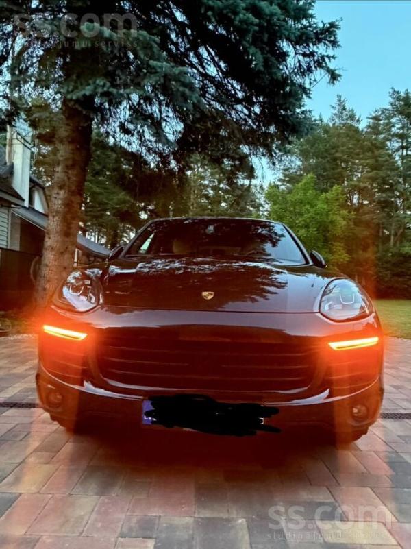 Red Porsche Cayenne 2017 in Riga, with an engine capacity of 4.00 L and mileage of 133 thousand km for 27000 €, photo 2 on AUTOMOTO.COM.LV